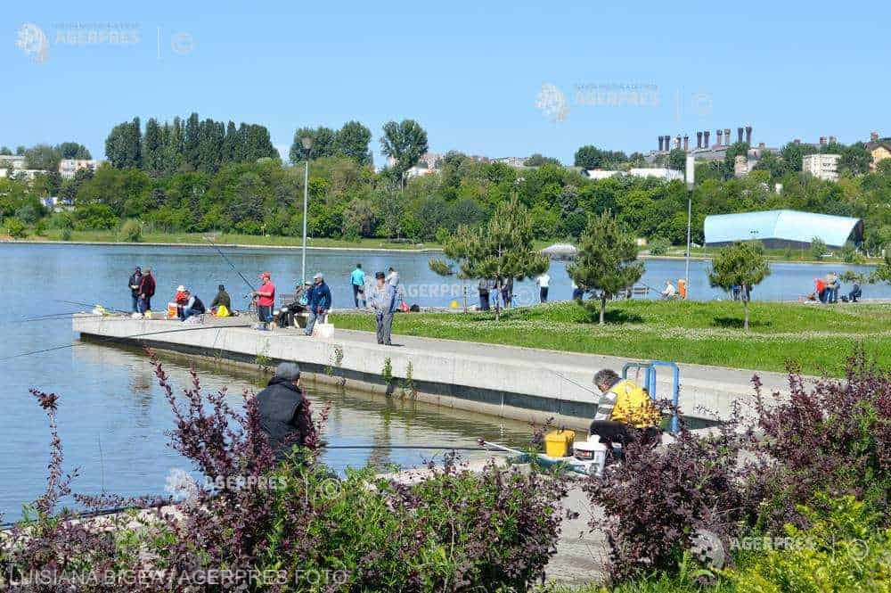 Tulcea: Lacul Ciuperca din municipiul reşedinţă şi plaja din oraşul ...