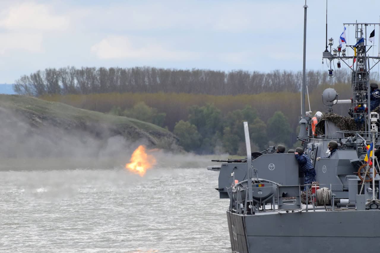 Foc pe Dunăre! Navele militare române au deschis focul cu muniție reală ...